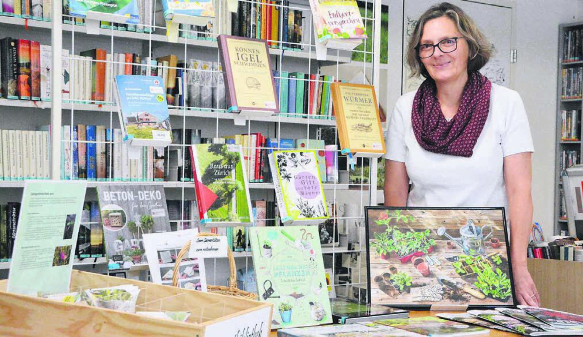Ines Allenbach hat vor einem Jahr die «Seed Library» in die Bibliothek ...
